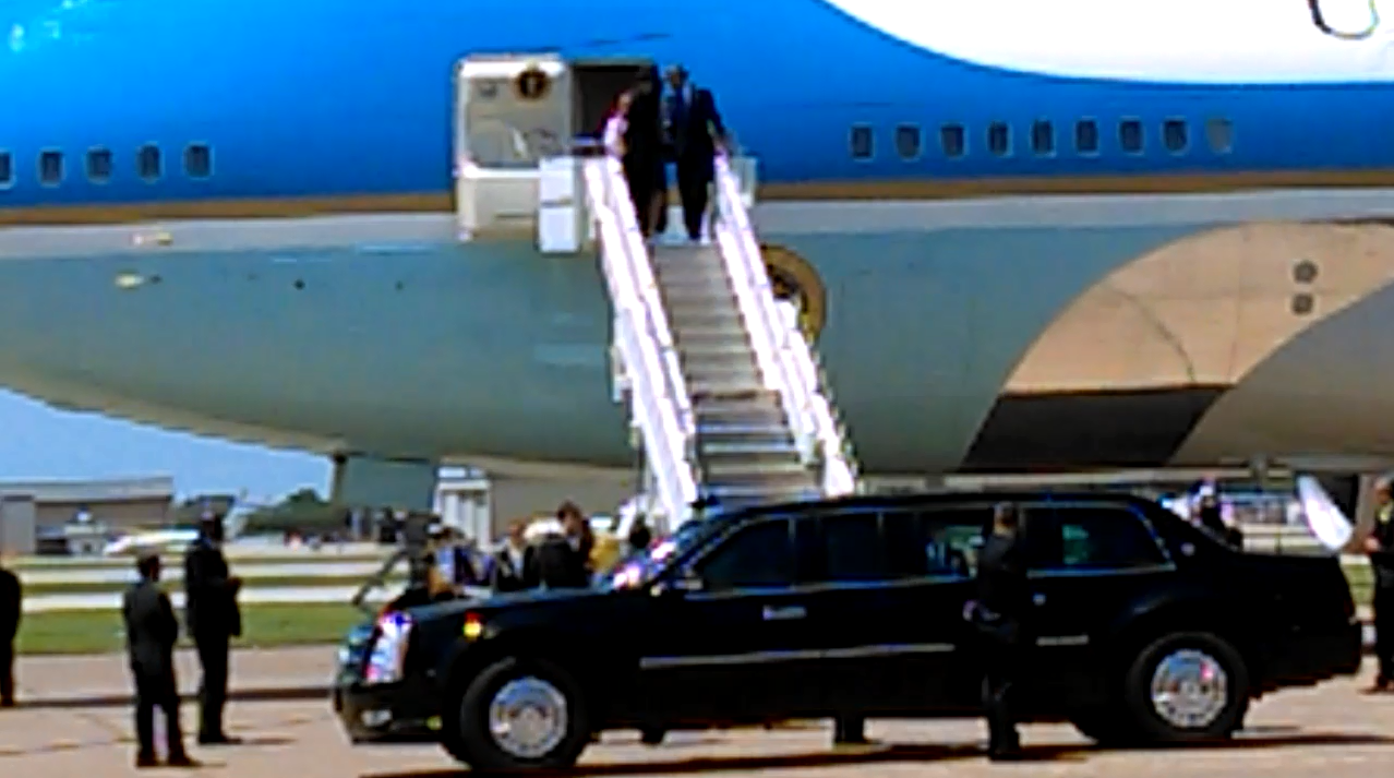 POTUS and FLOTUS deplane Air Force One | News Talk WBAP-AM